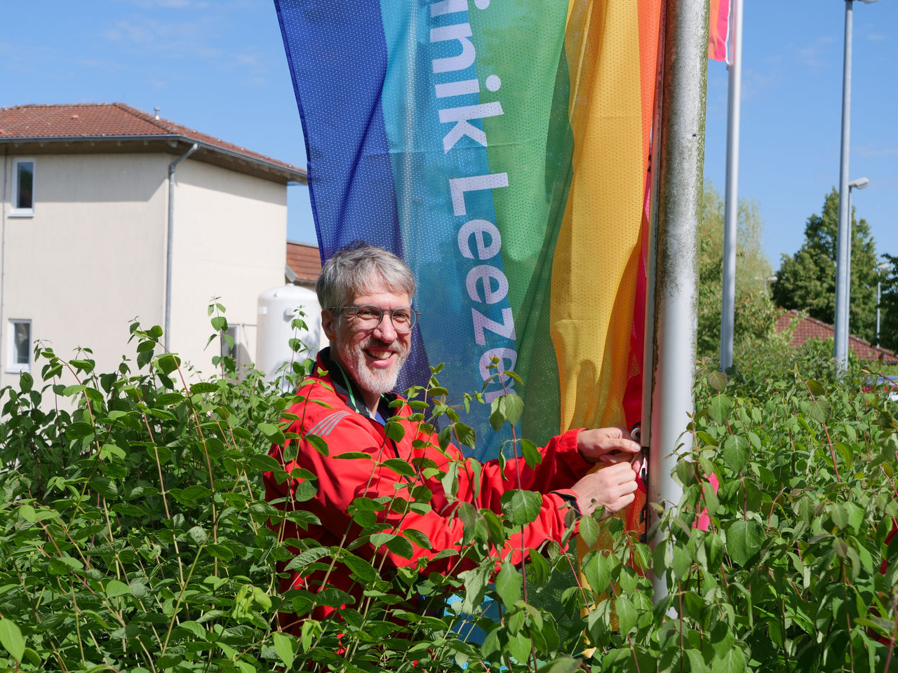 Helios Klinik Leezen zeigt Flagge | Helios Klinik Leezen