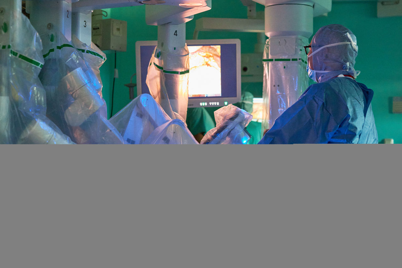 Erste roboterassierte Operation erfolgreich verlaufen | Helios Kliniken ...