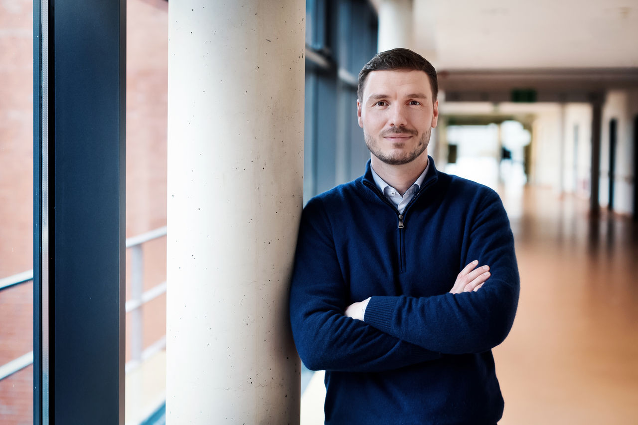 Neue Aussicht für Schmerzpatienten durch neuartigen Eingriff am Gelenk | Helios Klinikum Bad Saarow