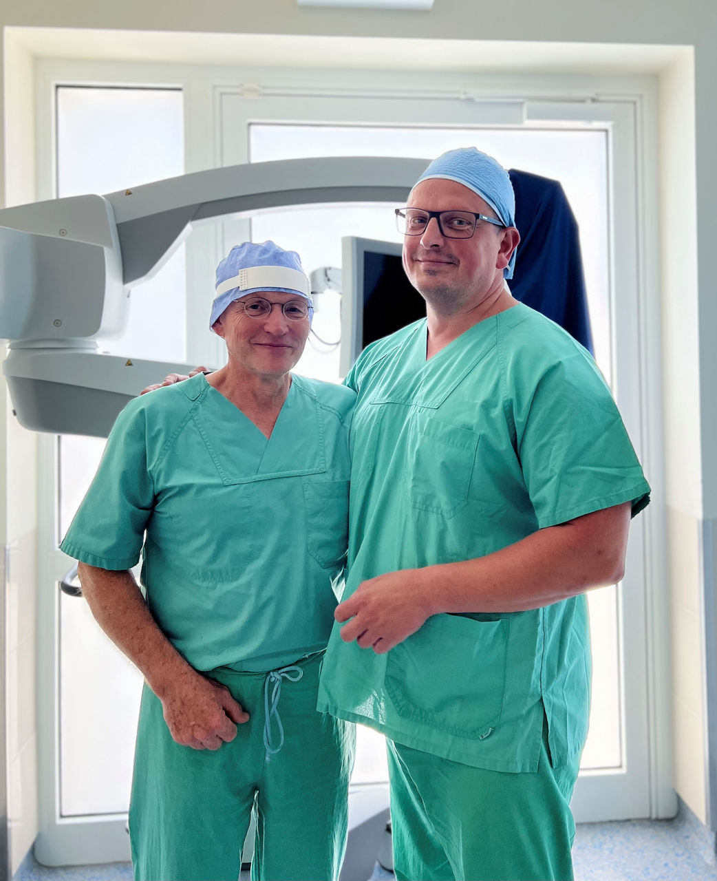 Dr. med. Ralph Matthews gibt sein Wissen der Knie- und ...