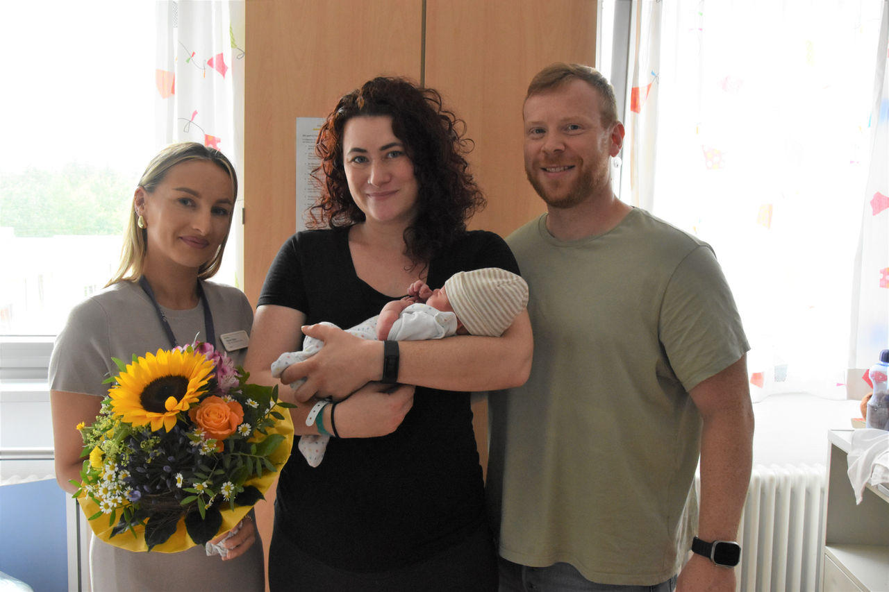 Geburtshilfe-Team freut sich über Jubiläums-Baby Theo ist das 200. Baby ...