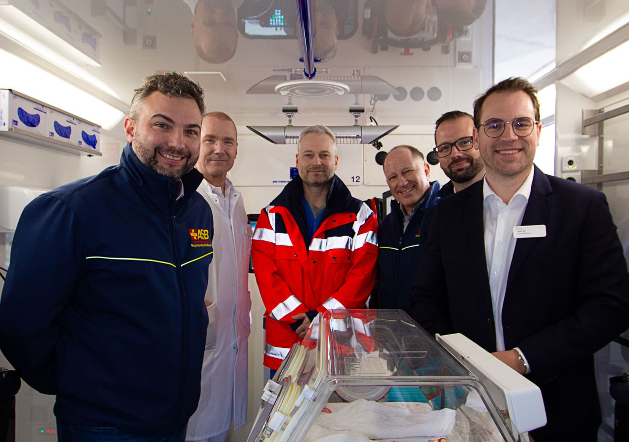 Neuer Baby-Notarztwagen des Arbeiter-Samariter-Bundes (ASB) an den ...